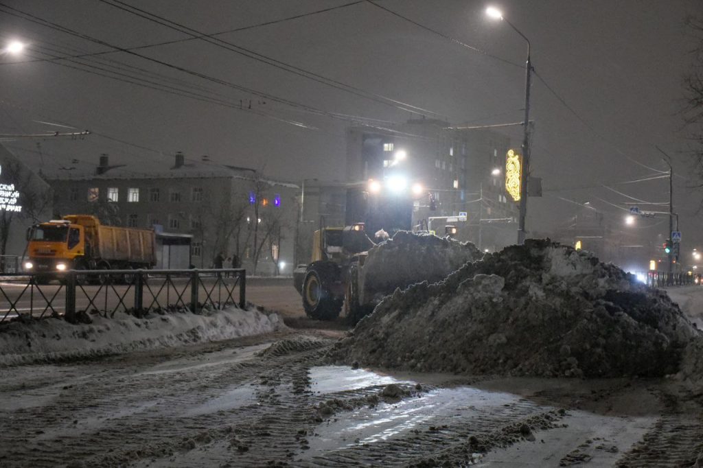 На дороги Оренбурга высыпали более 70 тонн соли