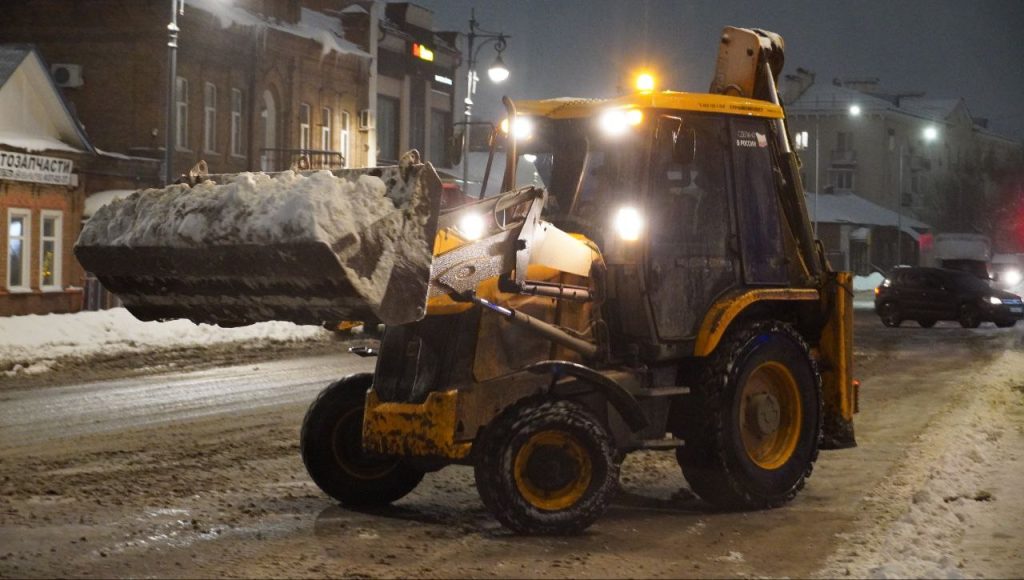На дороги Оренбурга высыпали более 70 тонн соли