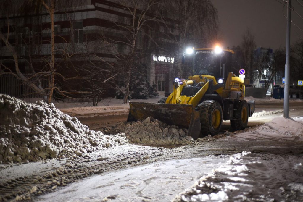 На дороги Оренбурга высыпали более 70 тонн соли
